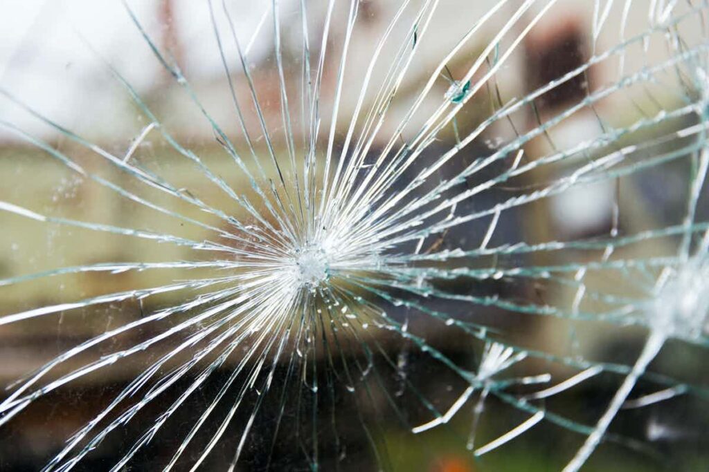 7 Reasons to Hire Repair Services for a Shattered Window